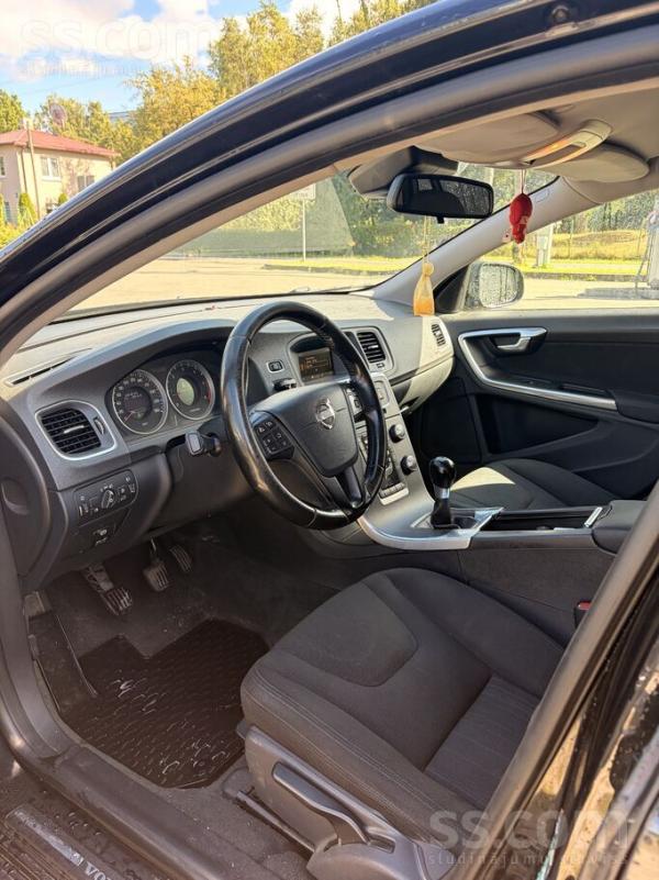 Melns Volvo V60 2011 Jūrmala, ar dzinēja tilpumu 2.00 L un nobraukumu 285 tūkst. km par 4250 €, foto 4 vietnē AUTOMOTO.COM.LV