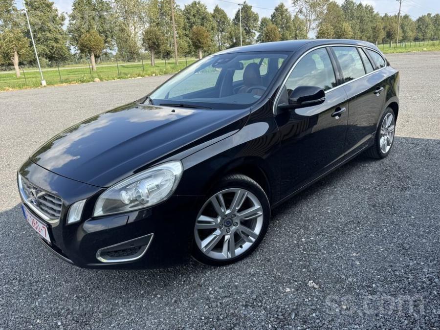 Melns Volvo V60 2011 Ogre, ar dzinēja tilpumu 2.40 L un nobraukumu 245 tūkst. km par 8550 €, foto 3 vietnē AUTOMOTO.COM.LV