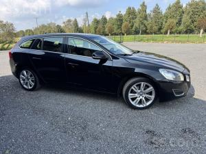 Melns Volvo V60 2011 Ogre, ar dzinēja tilpumu 2.40 L un nobraukumu 245 tūkst. km par 8550 €, foto 4 vietnē AUTOMOTO.COM.LV