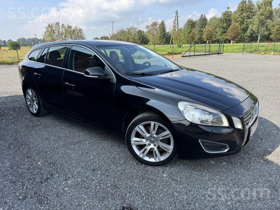 Melns Volvo V60 2011 Ogre, ar dzinēja tilpumu 2.40 L un nobraukumu 245 tūkst. km par 8550 €, foto 5 vietnē AUTOMOTO.COM.LV