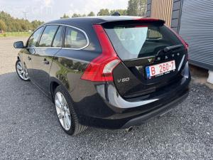 Melns Volvo V60 2011 Ogre, ar dzinēja tilpumu 2.40 L un nobraukumu 245 tūkst. km par 8550 €, foto 11 vietnē AUTOMOTO.COM.LV