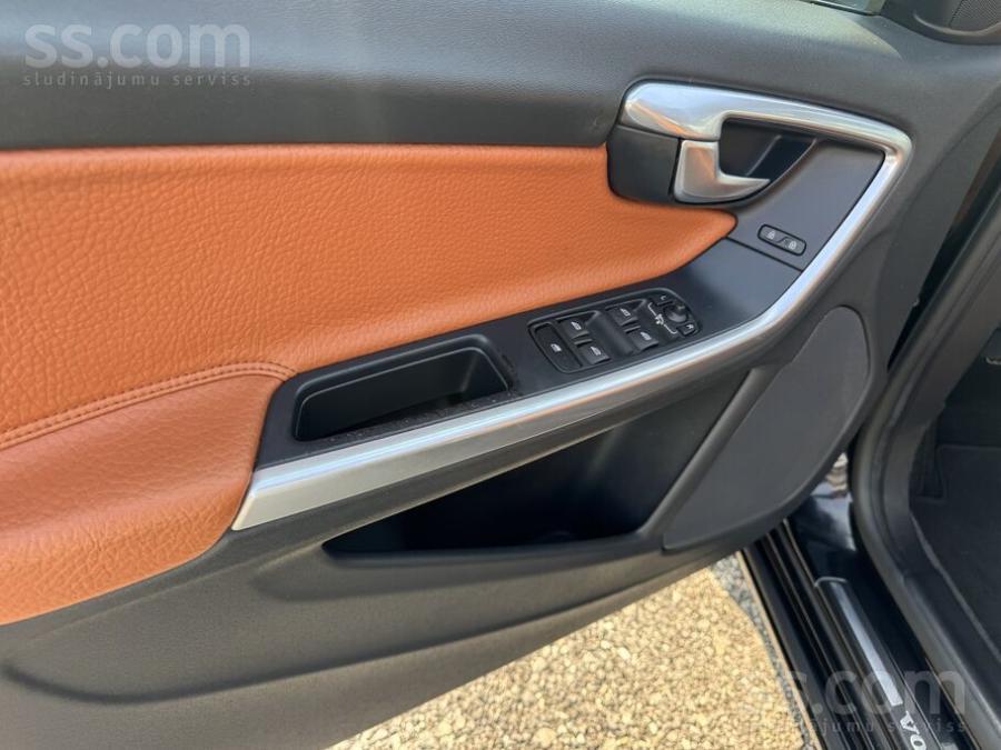Melns Volvo V60 2011 Ogre, ar dzinēja tilpumu 2.40 L un nobraukumu 245 tūkst. km par 8550 €, foto 17 vietnē AUTOMOTO.COM.LV