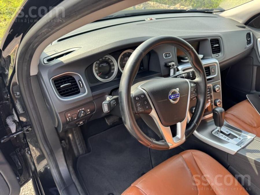 Melns Volvo V60 2011 Ogre, ar dzinēja tilpumu 2.40 L un nobraukumu 245 tūkst. km par 8550 €, foto 18 vietnē AUTOMOTO.COM.LV