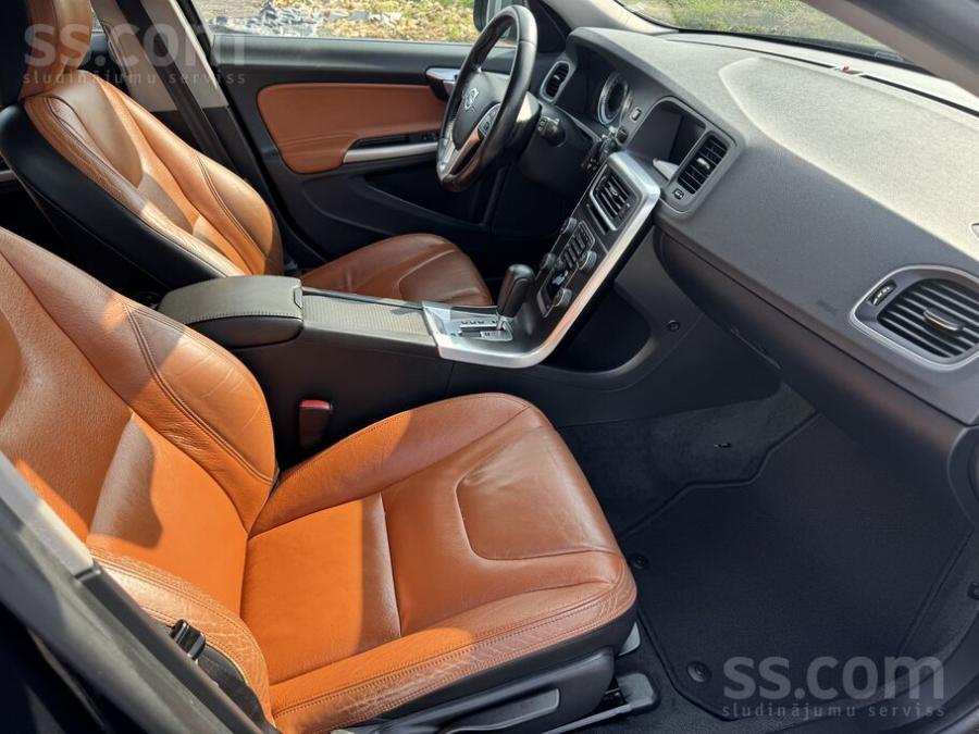 Melns Volvo V60 2011 Ogre, ar dzinēja tilpumu 2.40 L un nobraukumu 245 tūkst. km par 8550 €, foto 20 vietnē AUTOMOTO.COM.LV
