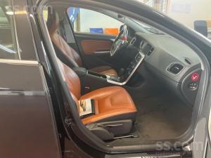 Melns Volvo V60 2011 Ogre, ar dzinēja tilpumu 2.40 L un nobraukumu 245 tūkst. km par 8550 €, foto 28 vietnē AUTOMOTO.COM.LV