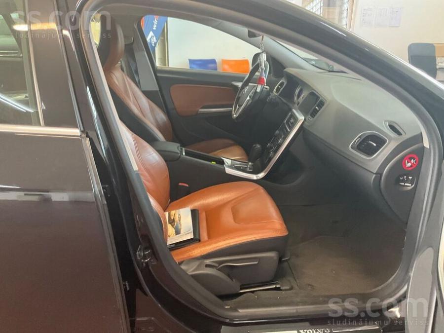Melns Volvo V60 2011 Ogre, ar dzinēja tilpumu 2.40 L un nobraukumu 245 tūkst. km par 8550 €, foto 28 vietnē AUTOMOTO.COM.LV