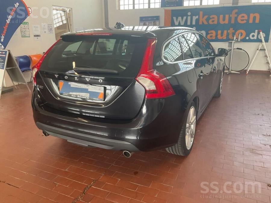 Melns Volvo V60 2011 Ogre, ar dzinēja tilpumu 2.40 L un nobraukumu 245 tūkst. km par 8550 €, foto 29 vietnē AUTOMOTO.COM.LV