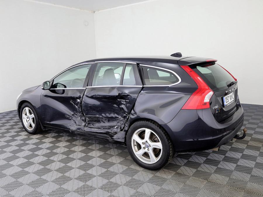 Melns Volvo V60 2011 Tallina, ar dzinēja tilpumu 2.00 L un nobraukumu 313 tūkst. km par 1799 €, foto 5 vietnē AUTOMOTO.COM.LV
