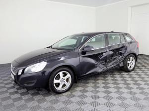 Melns Volvo V60 2011 Tallina, ar dzinēja tilpumu 2.00 L un nobraukumu 313 tūkst. km par 1799 €, foto 10 vietnē AUTOMOTO.COM.LV