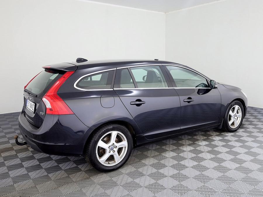 Melns Volvo V60 2011 Tallina, ar dzinēja tilpumu 2.00 L un nobraukumu 313 tūkst. km par 1799 €, foto 11 vietnē AUTOMOTO.COM.LV