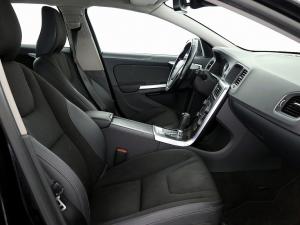 Melns Volvo V60 2011 Tallina, ar dzinēja tilpumu 2.00 L un nobraukumu 313 tūkst. km par 1799 €, foto 14 vietnē AUTOMOTO.COM.LV