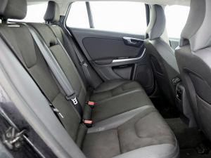 Melns Volvo V60 2011 Tallina, ar dzinēja tilpumu 2.00 L un nobraukumu 313 tūkst. km par 1799 €, foto 15 vietnē AUTOMOTO.COM.LV