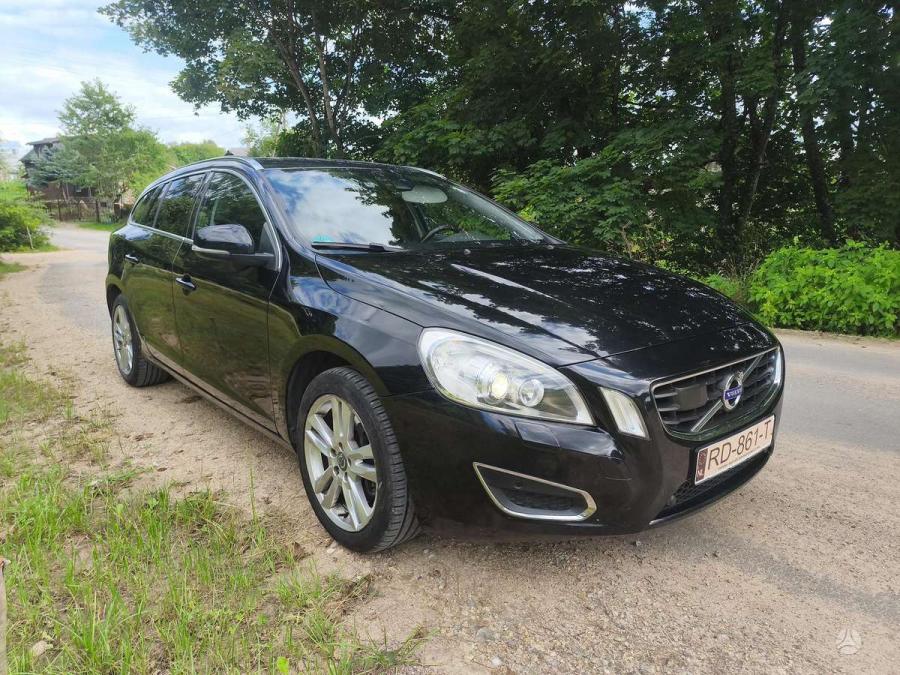 Black Volvo V60 2011 in Vilnius, with an engine capacity of 2.40 L and mileage of 302 thousand km for 5700 €, photo 1 on AUTOMOTO.COM.LV