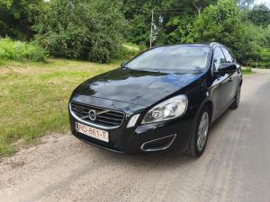 Black Volvo V60 2011 in Vilnius, with an engine capacity of 2.40 L and mileage of 302 thousand km for 5700 €, photo 3 on AUTOMOTO.COM.LV