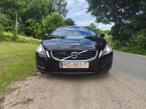 Black Volvo V60 2011 in Vilnius, with an engine capacity of 2.40 L and mileage of 302 thousand km for 5700 €, photo 4 on AUTOMOTO.COM.LV