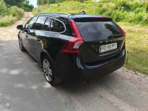 Black Volvo V60 2011 in Vilnius, with an engine capacity of 2.40 L and mileage of 302 thousand km for 5700 €, photo 6 on AUTOMOTO.COM.LV
