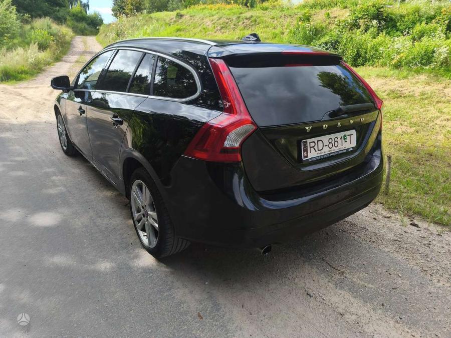 Black Volvo V60 2011 in Vilnius, with an engine capacity of 2.40 L and mileage of 302 thousand km for 5700 €, photo 6 on AUTOMOTO.COM.LV