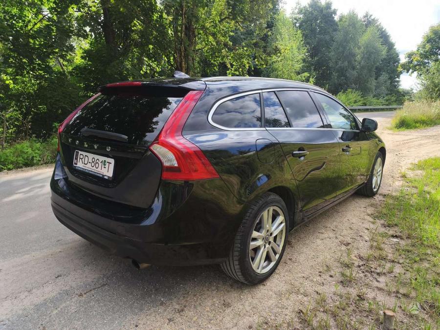 Black Volvo V60 2011 in Vilnius, with an engine capacity of 2.40 L and mileage of 302 thousand km for 5700 €, photo 7 on AUTOMOTO.COM.LV