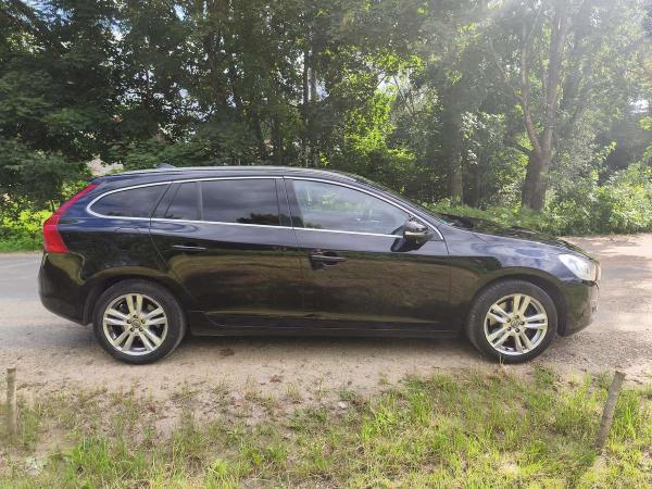 Black Volvo V60 2011 in Vilnius, with an engine capacity of 2.40 L and mileage of 302 thousand km for 5700 €, photo 8 on AUTOMOTO.COM.LV