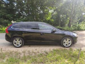 Black Volvo V60 2011 in Vilnius, with an engine capacity of 2.40 L and mileage of 302 thousand km for 5700 €, photo 8 on AUTOMOTO.COM.LV