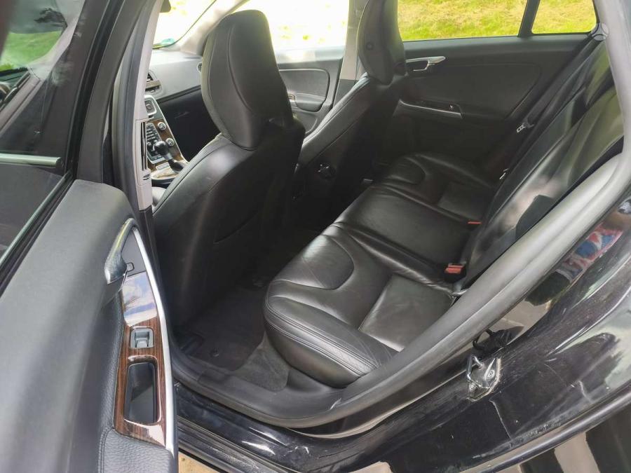 Black Volvo V60 2011 in Vilnius, with an engine capacity of 2.40 L and mileage of 302 thousand km for 5700 €, photo 9 on AUTOMOTO.COM.LV