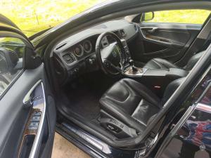Black Volvo V60 2011 in Vilnius, with an engine capacity of 2.40 L and mileage of 302 thousand km for 5700 €, photo 10 on AUTOMOTO.COM.LV