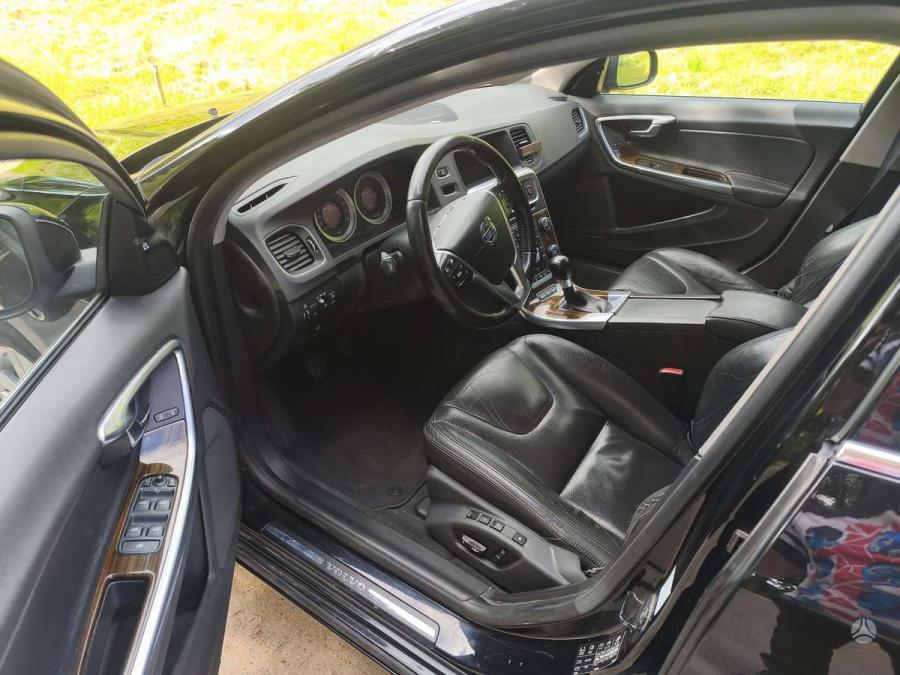 Black Volvo V60 2011 in Vilnius, with an engine capacity of 2.40 L and mileage of 302 thousand km for 5700 €, photo 10 on AUTOMOTO.COM.LV