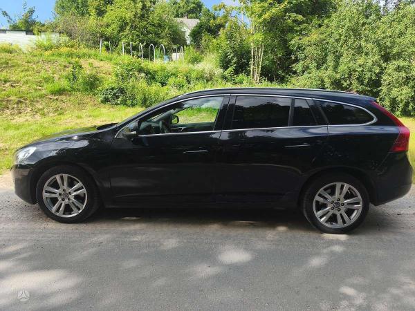 Black Volvo V60 2011 in Vilnius, with an engine capacity of 2.40 L and mileage of 302 thousand km for 5700 €, photo 11 on AUTOMOTO.COM.LV