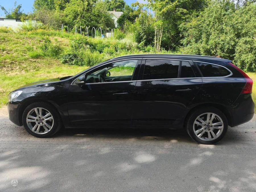 Black Volvo V60 2011 in Vilnius, with an engine capacity of 2.40 L and mileage of 302 thousand km for 5700 €, photo 11 on AUTOMOTO.COM.LV