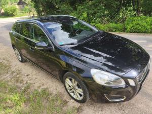 Black Volvo V60 2011 in Vilnius, with an engine capacity of 2.40 L and mileage of 302 thousand km for 5700 €, photo 12 on AUTOMOTO.COM.LV