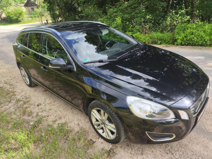Black Volvo V60 2011 in Vilnius, with an engine capacity of 2.40 L and mileage of 302 thousand km for 5700 €, photo 12 on AUTOMOTO.COM.LV