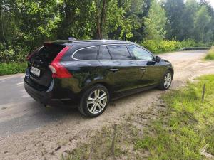 Black Volvo V60 2011 in Vilnius, with an engine capacity of 2.40 L and mileage of 302 thousand km for 5700 €, photo 16 on AUTOMOTO.COM.LV