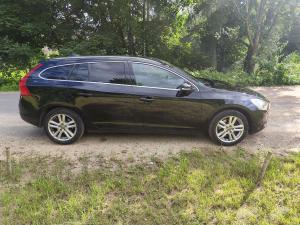 Black Volvo V60 2011 in Vilnius, with an engine capacity of 2.40 L and mileage of 302 thousand km for 5700 €, photo 17 on AUTOMOTO.COM.LV