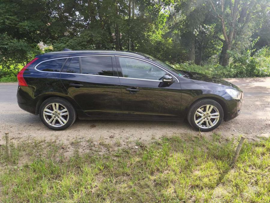 Black Volvo V60 2011 in Vilnius, with an engine capacity of 2.40 L and mileage of 302 thousand km for 5700 €, photo 17 on AUTOMOTO.COM.LV