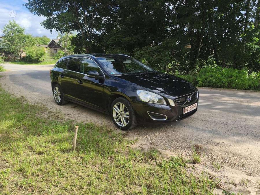 Black Volvo V60 2011 in Vilnius, with an engine capacity of 2.40 L and mileage of 302 thousand km for 5700 €, photo 18 on AUTOMOTO.COM.LV
