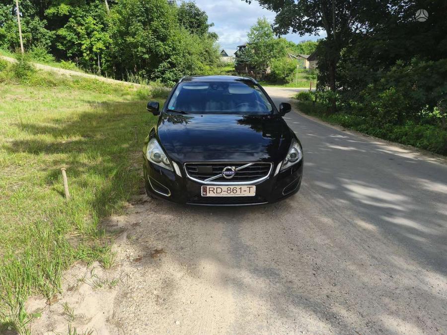 Black Volvo V60 2011 in Vilnius, with an engine capacity of 2.40 L and mileage of 302 thousand km for 5700 €, photo 19 on AUTOMOTO.COM.LV