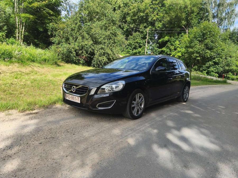 Black Volvo V60 2011 in Vilnius, with an engine capacity of 2.40 L and mileage of 302 thousand km for 5700 €, photo 20 on AUTOMOTO.COM.LV