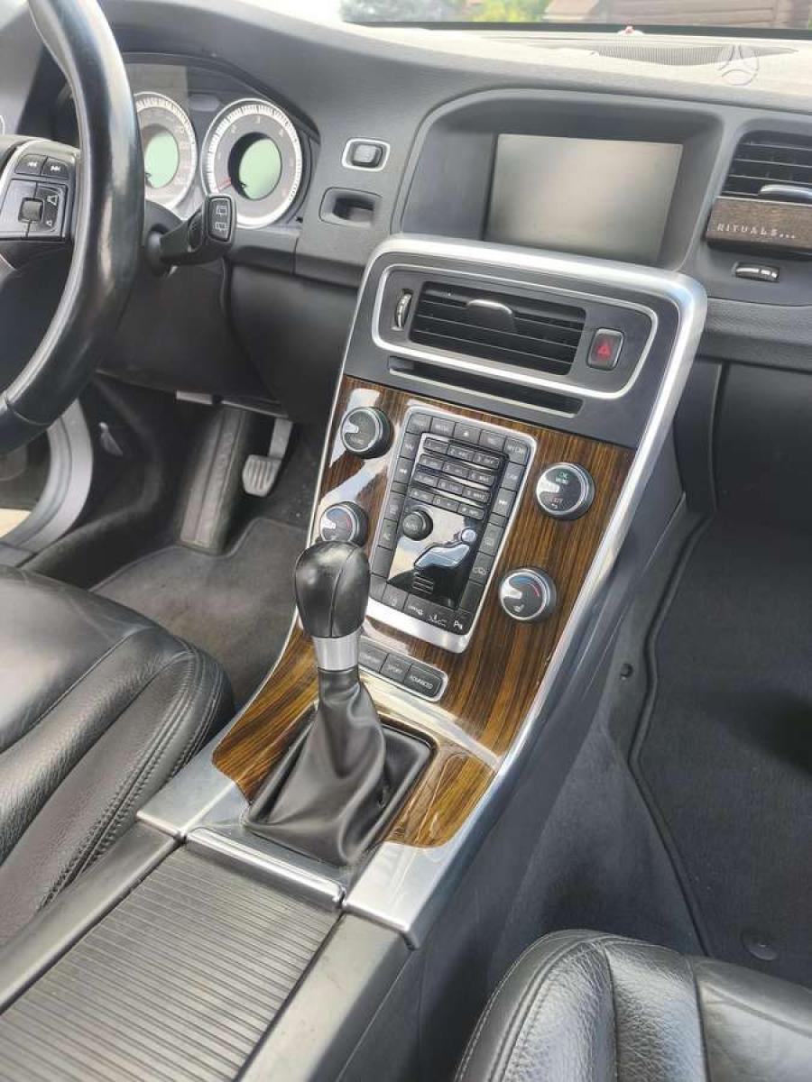 Black Volvo V60 2011 in Vilnius, with an engine capacity of 2.40 L and mileage of 302 thousand km for 5700 €, photo 24 on AUTOMOTO.COM.LV