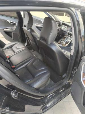 Black Volvo V60 2011 in Vilnius, with an engine capacity of 2.40 L and mileage of 302 thousand km for 5700 €, photo 25 on AUTOMOTO.COM.LV