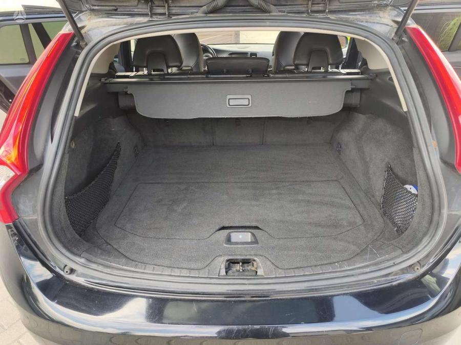 Black Volvo V60 2011 in Vilnius, with an engine capacity of 2.40 L and mileage of 302 thousand km for 5700 €, photo 26 on AUTOMOTO.COM.LV