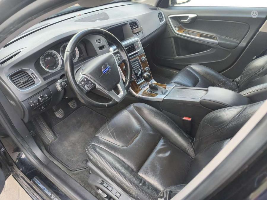 Black Volvo V60 2011 in Vilnius, with an engine capacity of 2.40 L and mileage of 302 thousand km for 5700 €, photo 30 on AUTOMOTO.COM.LV