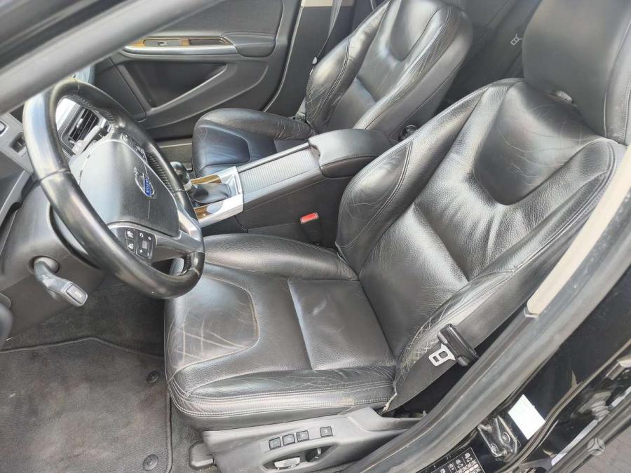 Black Volvo V60 2011 in Vilnius, with an engine capacity of 2.40 L and mileage of 302 thousand km for 5700 €, photo 31 on AUTOMOTO.COM.LV