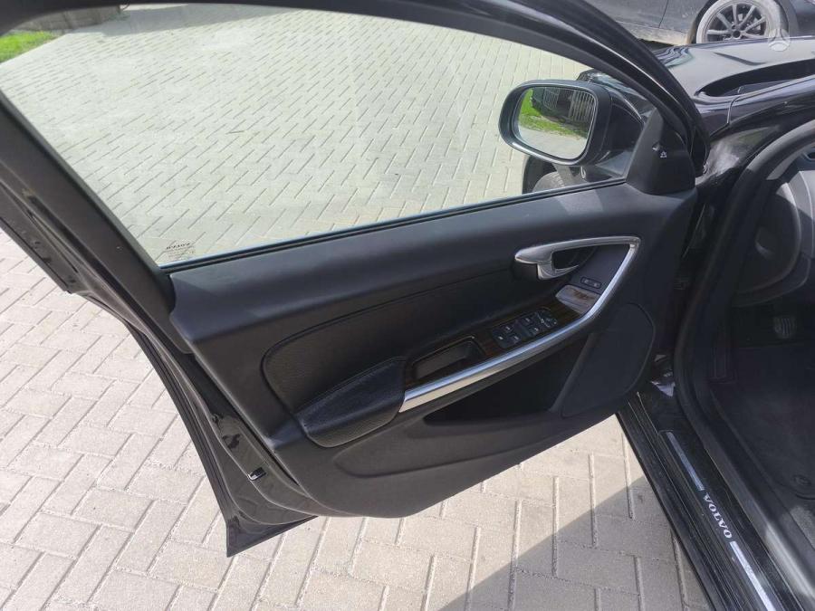 Black Volvo V60 2011 in Vilnius, with an engine capacity of 2.40 L and mileage of 302 thousand km for 5700 €, photo 32 on AUTOMOTO.COM.LV
