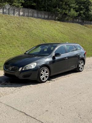 Melns Volvo V60 2011 Viļņa, ar dzinēja tilpumu 1.56 L un nobraukumu 200 tūkst. km par 4600 €, foto  vietnē AUTOMOTO.COM.LV