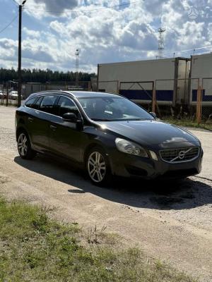 Black Volvo V60 2011 in Vilnius, with an engine capacity of 1.56 L and mileage of 200 thousand km for 4600 €, photo 4 on AUTOMOTO.COM.LV
