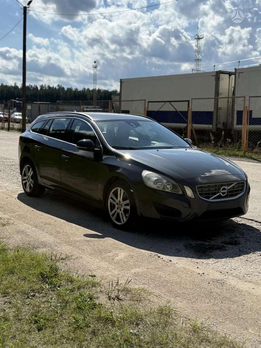 Black Volvo V60 2011 in Vilnius, with an engine capacity of 1.56 L and mileage of 200 thousand km for 4600 €, photo 4 on AUTOMOTO.COM.LV
