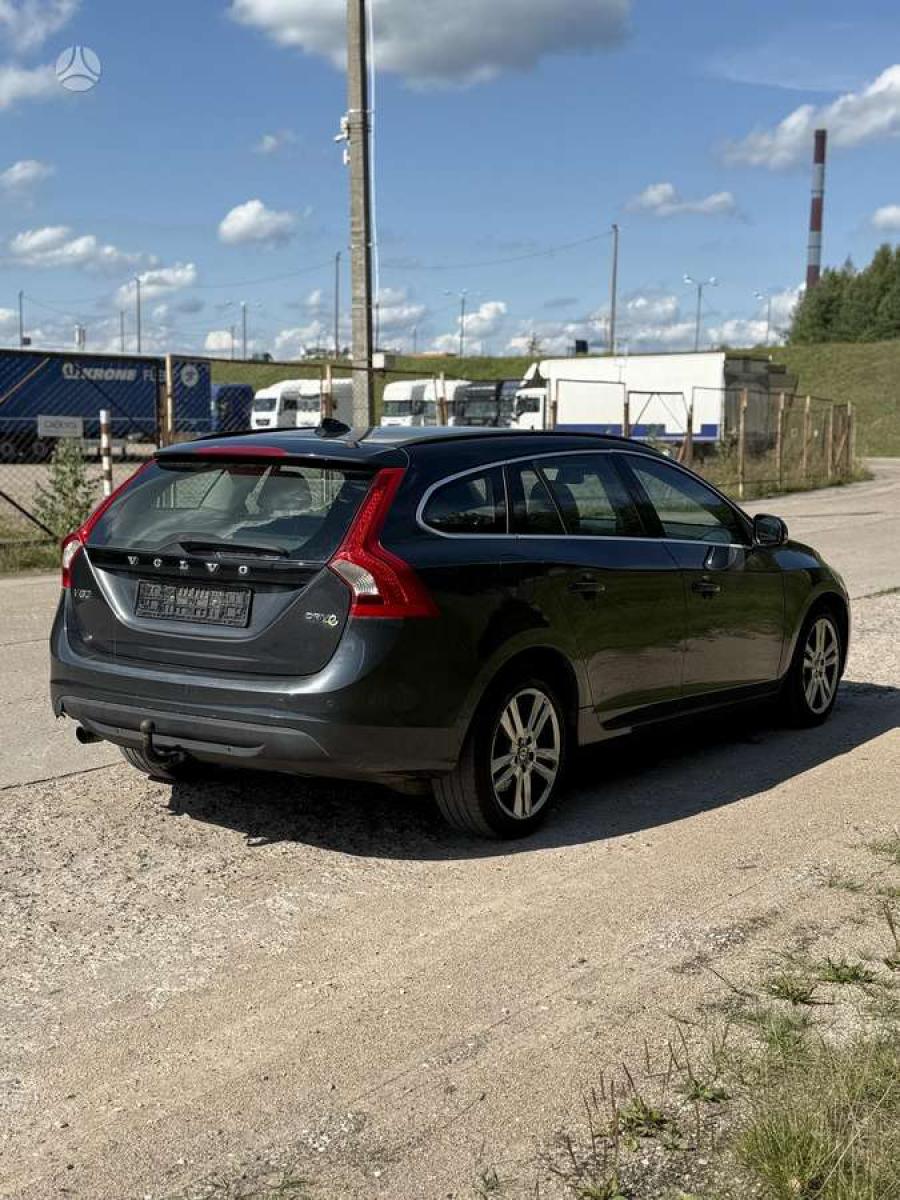 Black Volvo V60 2011 in Vilnius, with an engine capacity of 1.56 L and mileage of 200 thousand km for 4600 €, photo 5 on AUTOMOTO.COM.LV
