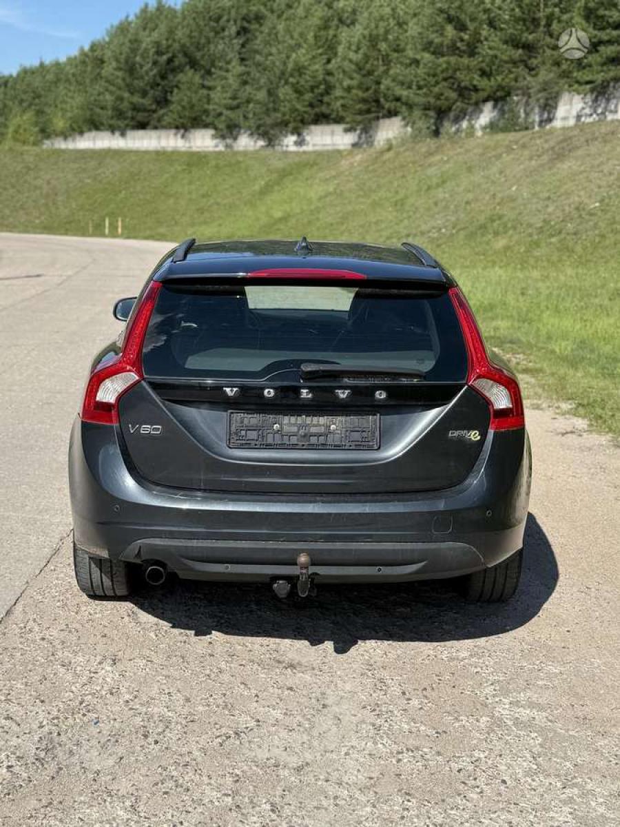Black Volvo V60 2011 in Vilnius, with an engine capacity of 1.56 L and mileage of 200 thousand km for 4600 €, photo 6 on AUTOMOTO.COM.LV
