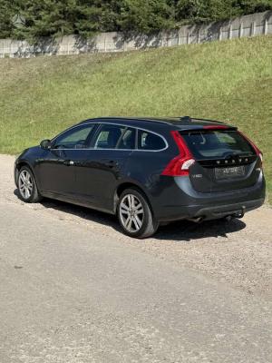 Black Volvo V60 2011 in Vilnius, with an engine capacity of 1.56 L and mileage of 200 thousand km for 4600 €, photo 7 on AUTOMOTO.COM.LV