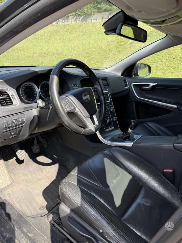Black Volvo V60 2011 in Vilnius, with an engine capacity of 1.56 L and mileage of 200 thousand km for 4600 €, photo 8 on AUTOMOTO.COM.LV